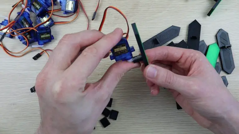 Mechanical 7 Segment Display Clock Using An Arduino & 28 Servos - The DIY Life