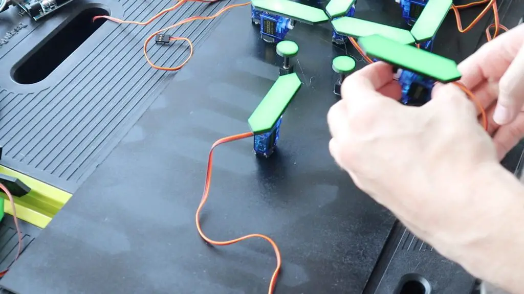 Mechanical 7 Segment Display Clock Using An Arduino & 28 Servos - The DIY Life