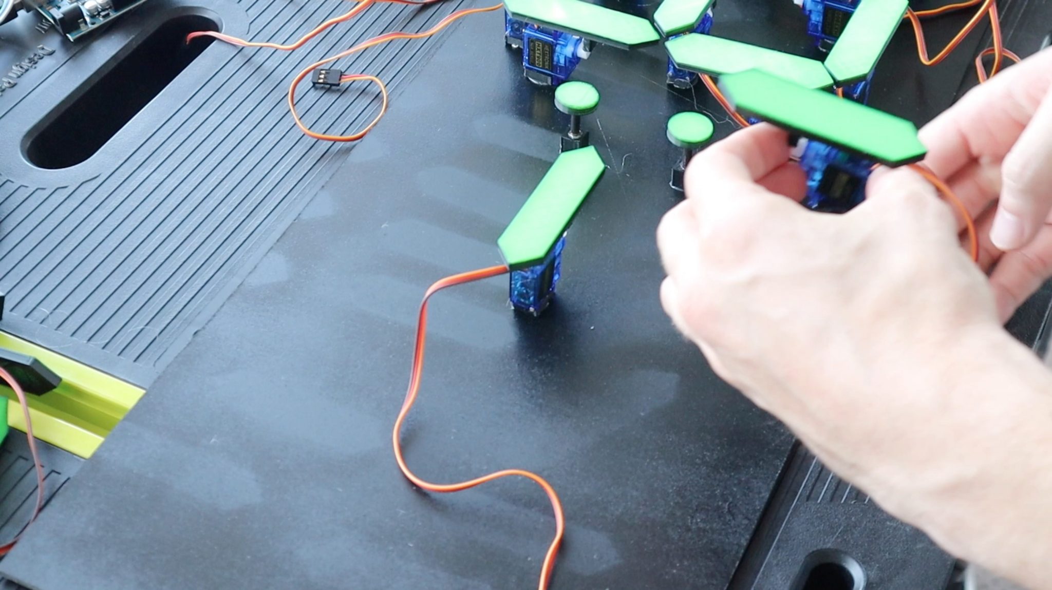 Mechanical 7 Segment Display Clock Using An Arduino & 28 Servos - The DIY Life