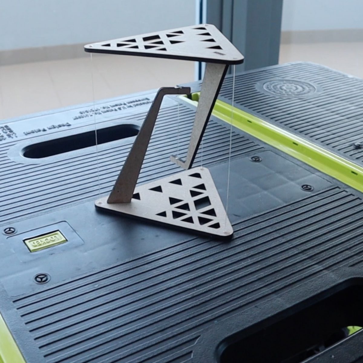 Centre String Support on Tensegrity Table - The DIY Life