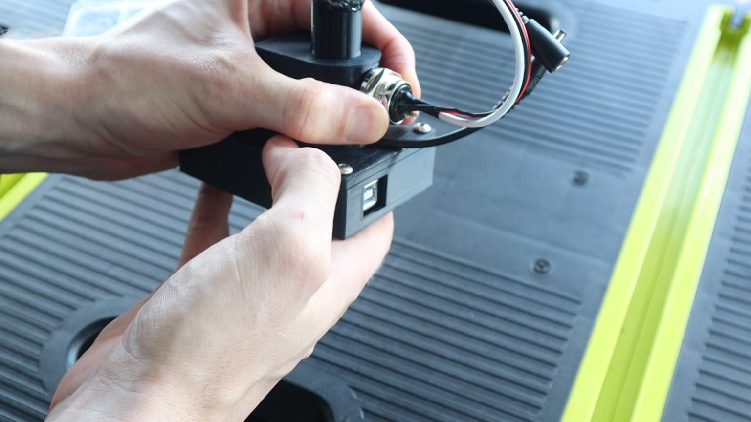 DIY Arc Reactor CPU Performance Monitor, Powered By An Arduino - The DIY Life