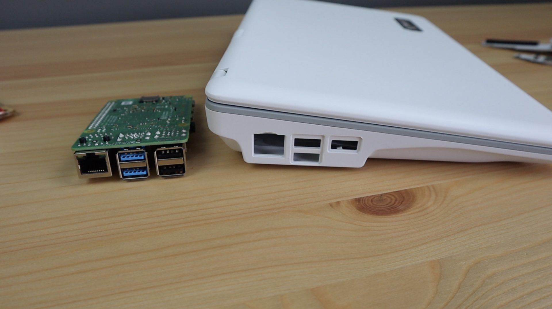 A New Raspberry Pi Powered Laptop - The CrowPi-L - The DIY Life