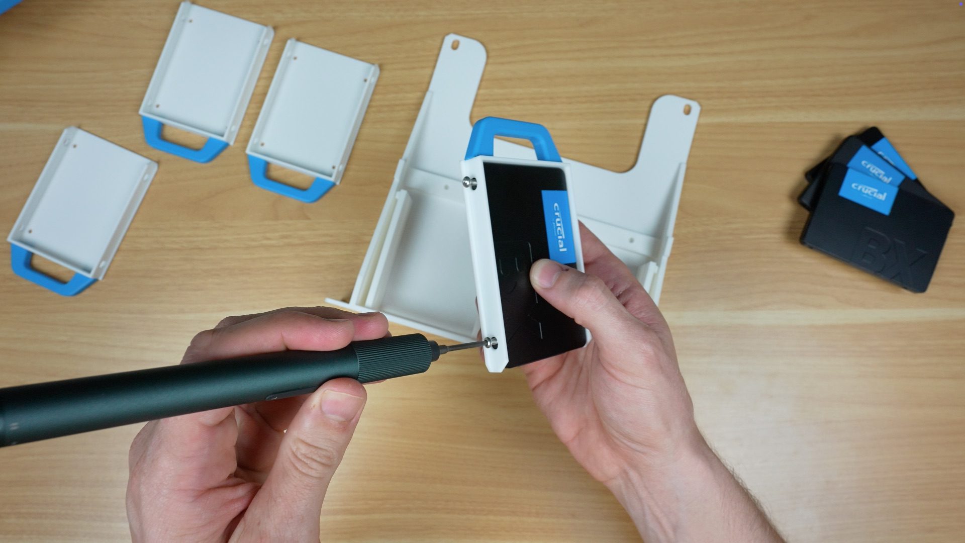 Installing 2.5 Inch Drives In Trays - The DIY Life